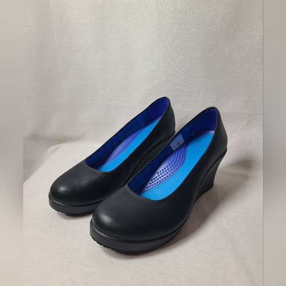 CROCS | Shoes | Crocs Aleigh Closed Toe Leather Wedge Pumps Womens Size ...